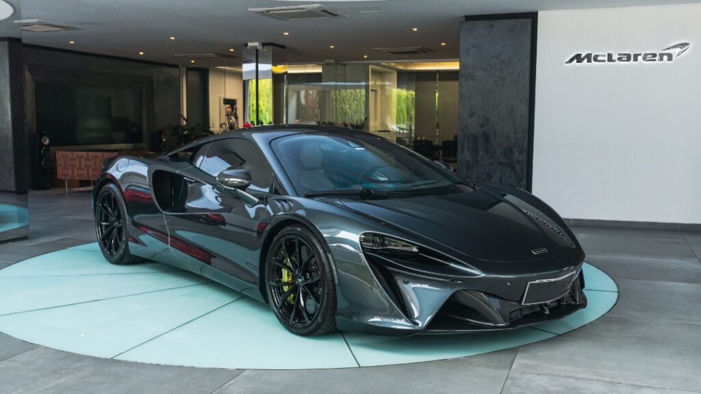 MCLAREN ARTURA SARTHE GREY • Exoticus